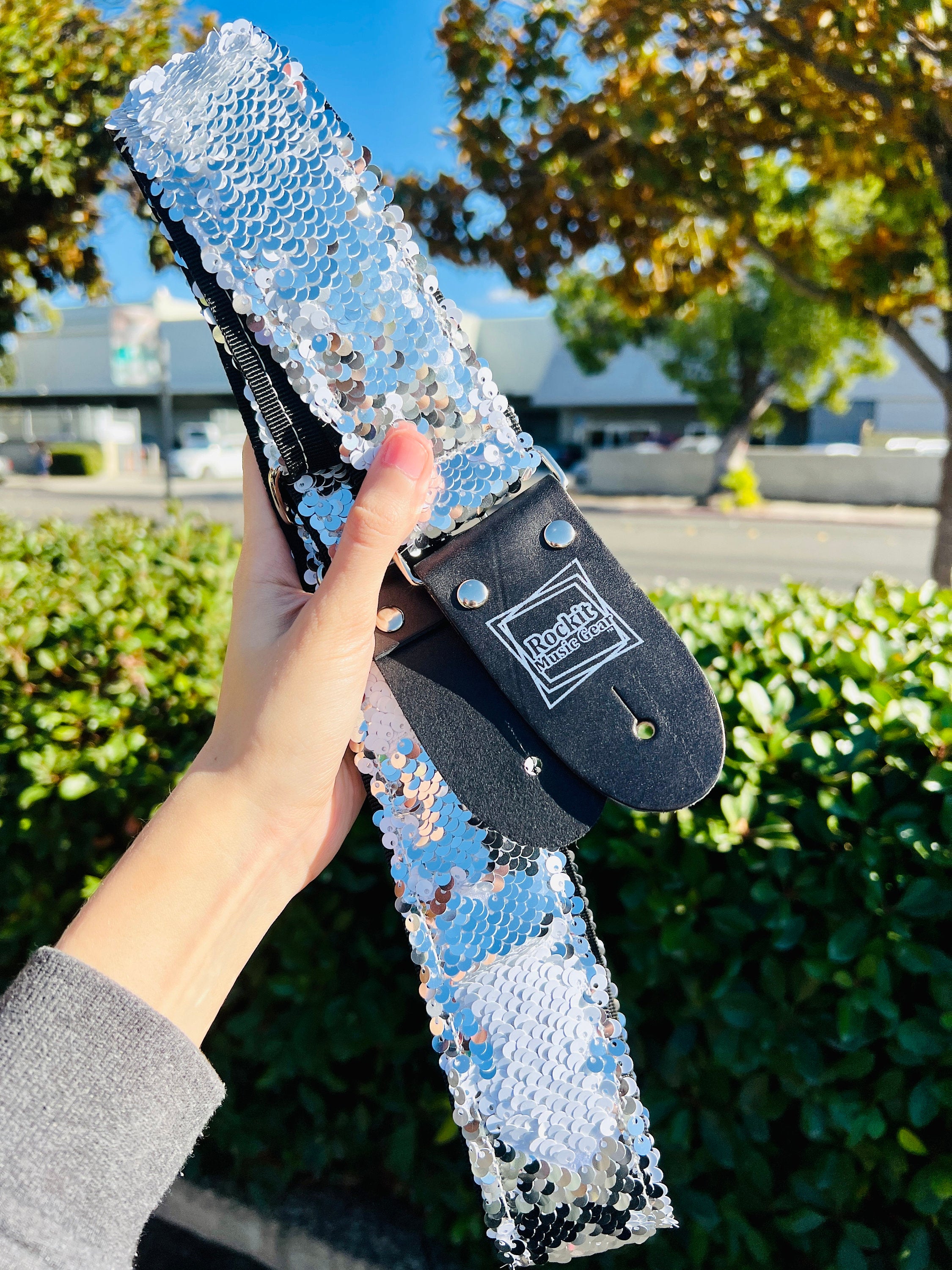 Sparkly Silver and White Flip Sequins Guitar Strap – rockitmusicgear